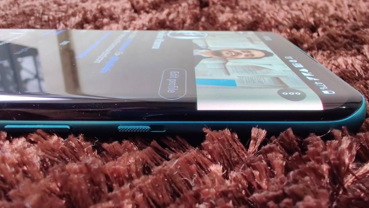 Curved displays make your phone look good but they lose out on practicality